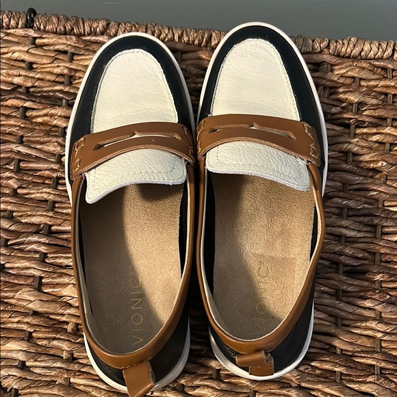 Vionic | Shoes | Vionic Womens Black And Tan Loafers | Poshmark